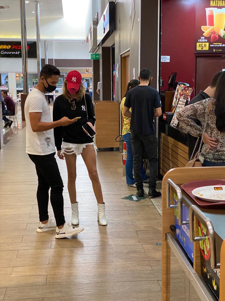 A MODELO INTERNACIONAL FERNANDA OLIVE FOI FLAGRADA COM NOVO AFFAIR – REVISTA POP